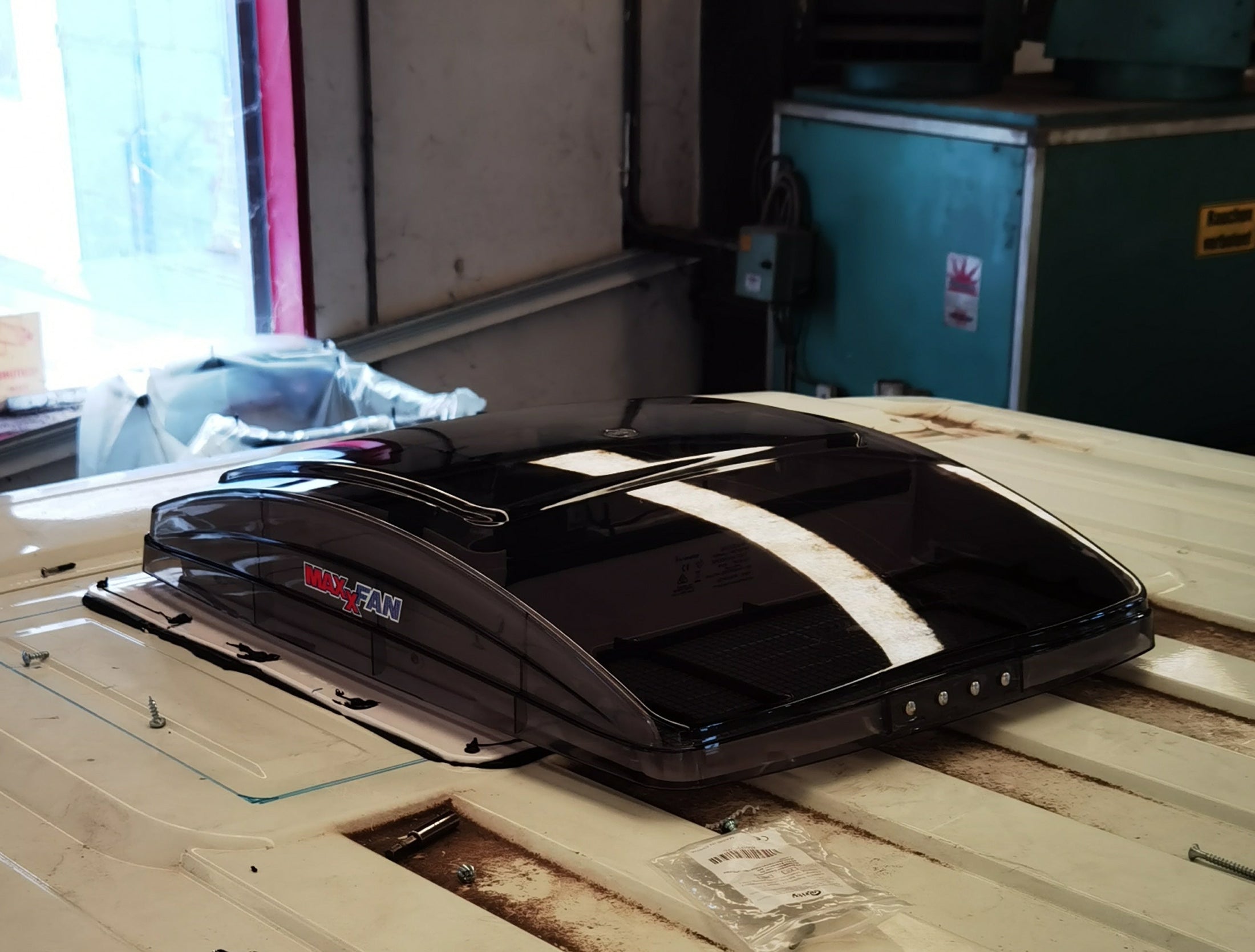 Aménagement Camper Peugeot Boxer - Ventilateur de toit MaxxFan Deluxe ...